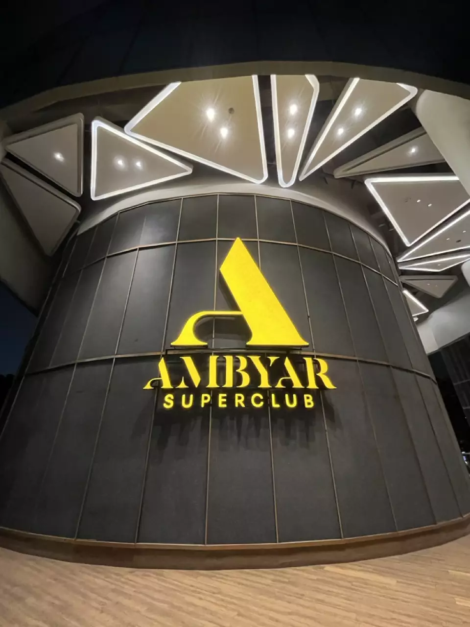 AMBYAR SUPERCLUB SENAYAN - The Best Live Bar in JAKARTA | Holywings