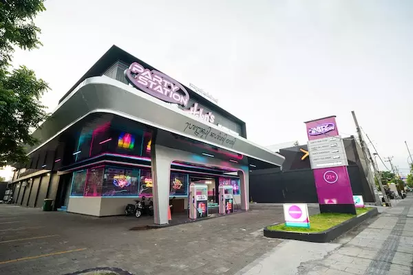 HELEN'S NIGHT MART & PARTY STATION BALI - The Best Live Bar in BALI ...
